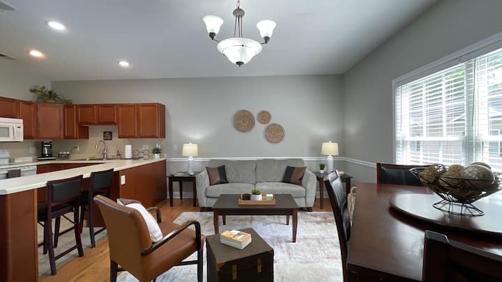 Elegant 2br | Modern Amenities & Convenient Flair - Johnson City, TN
