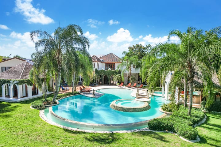 Punta Aguila 61: Resort Pool, Staff, Golf Carts - La Romana