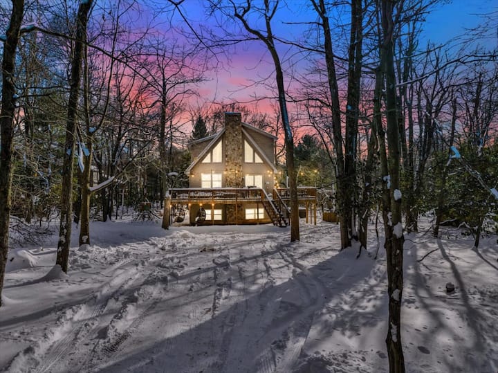 Hot Tub, Game Room, Fire Pit, Mins To Skiing, Pets - Lake Harmony, PA