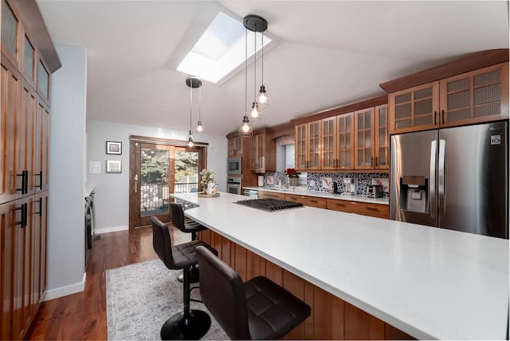 K@home 5br4bah 2700 Sqft Bungalow/kingbed/uoc/lrt - Calgary