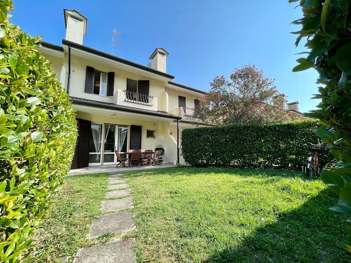 Maison Colorée Avec Piscine Et Jardin - Caorle
