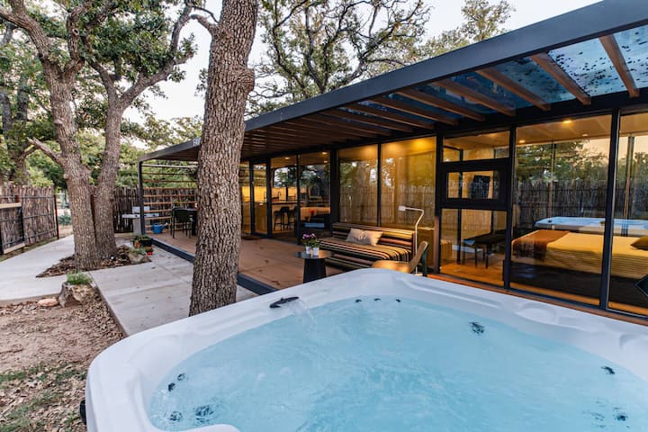 Private Glass Cabin With Covered Porch And Hot Tub - Fredericksburg, TX
