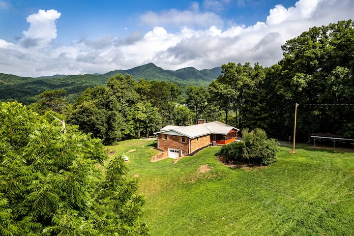 Deep Creek Retreat | Hilltop Oasis | Bryson City - Bryson City, NC