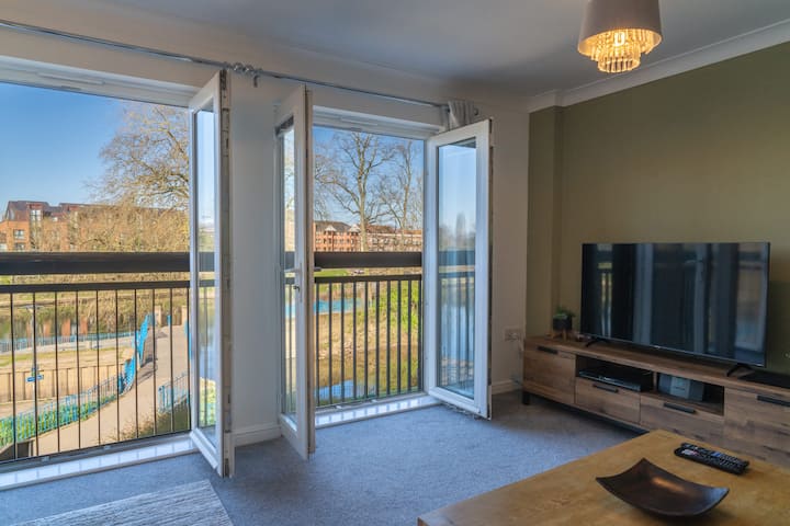 Blue Bridge View | Riverside + Free Parking - York