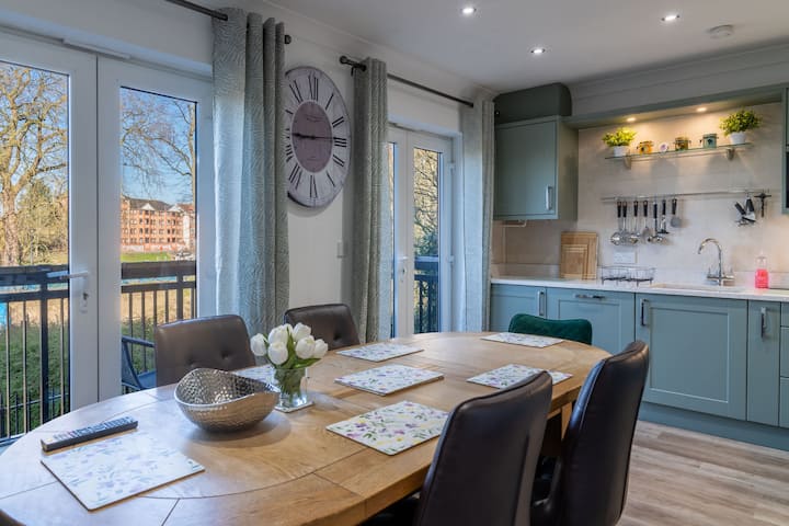 Blue Bridge View | Riverside + Free Parking - York