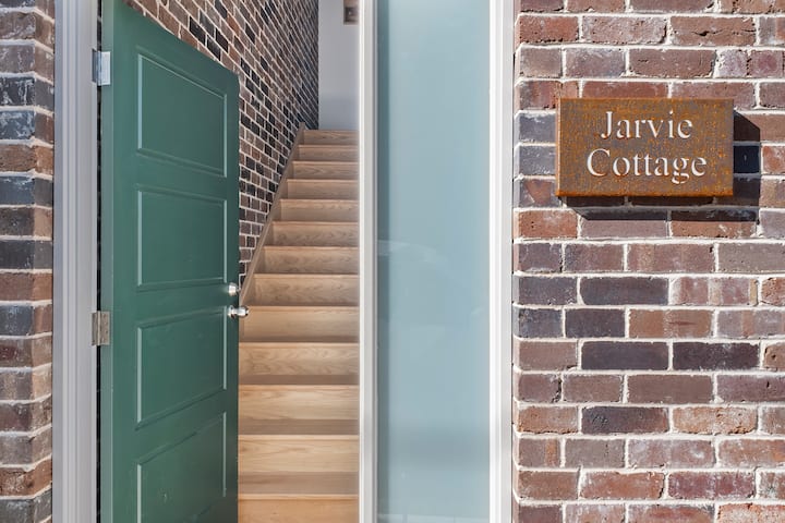 Jarvie Cottage | Luxe Loft With King Bed - Sutherland Shire