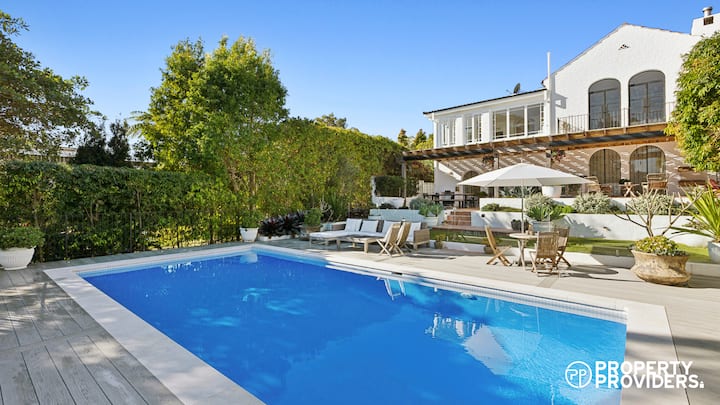 Waterfront Spanish Villa - 3 Bedrooms + Pool - Manly