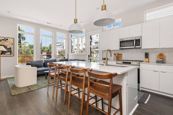 La ~ 8 Beds ~ Near Downtown ~ Walk To Coffee - Nashville, TN