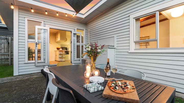 Retro Beach Vibes - Central Mount Location - Mount Maunganui