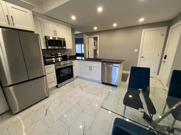 Two Bedroom Luxury Apartment In Walkerville. - カナダ ウィンザー