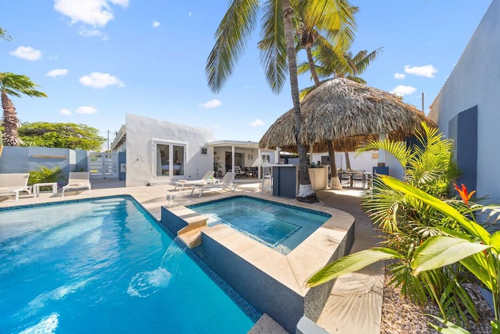 The White House | Fenced Pool Escape By Lucha - Aruba