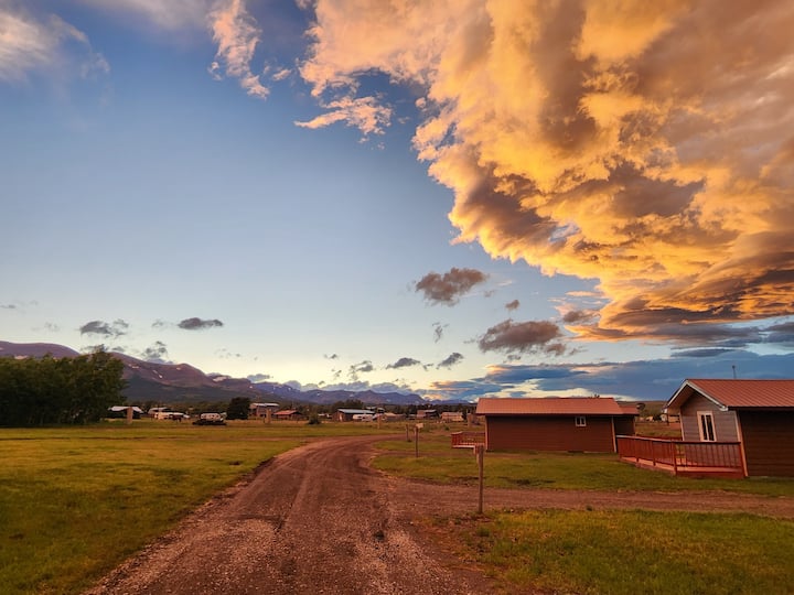 Circle R Cabin 5, Private Ranch, Mountain Views - East Glacier Park, MT