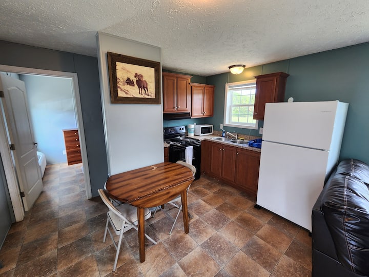 Circle R Cabin 8, Private Ranch, Mountain Views - East Glacier Park, MT