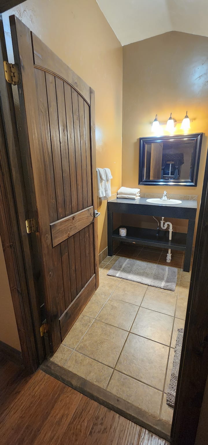 Circle R Cabin 3, Private Ranch, Mountain Views - East Glacier Park, MT