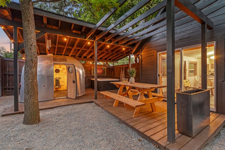 Chic Downtown Home • Sauna, Hottub, Walk To Dining - Shepherd Lake, ID