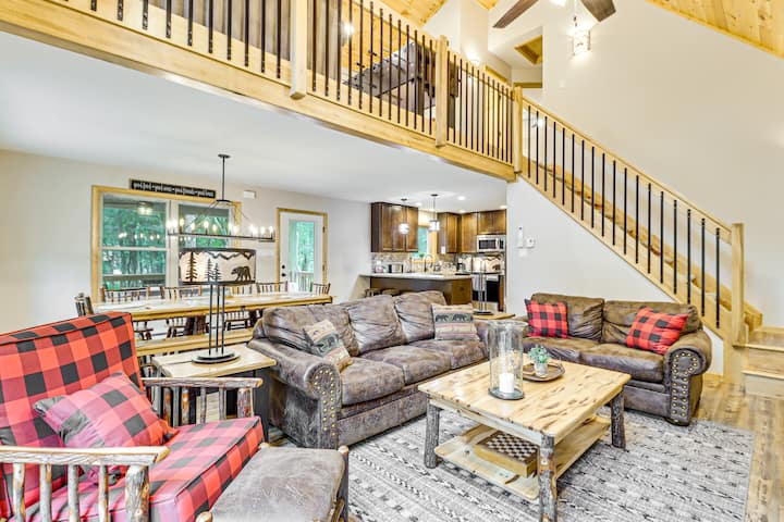 Forest Views & Hot Tub: Poconos Cozy Cabin - Pocono Mountains, PA