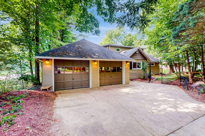 3br Home W/beach, Fire Pit, Grill, Patio & Hot Tub - Saugatuck, MI