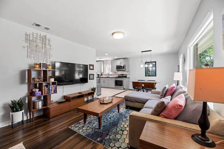 Peaceful White Rock Retreat : 3-bedroom Zen Escape - Garland, TX