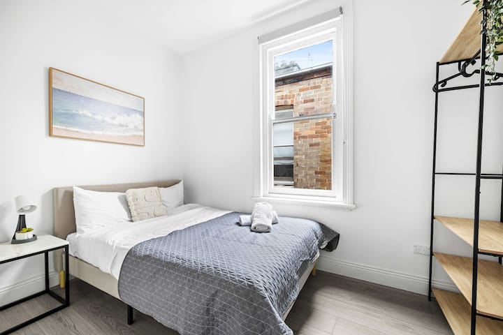 Rustic Double Room - Centrally Located - Shared Ba - Randwick