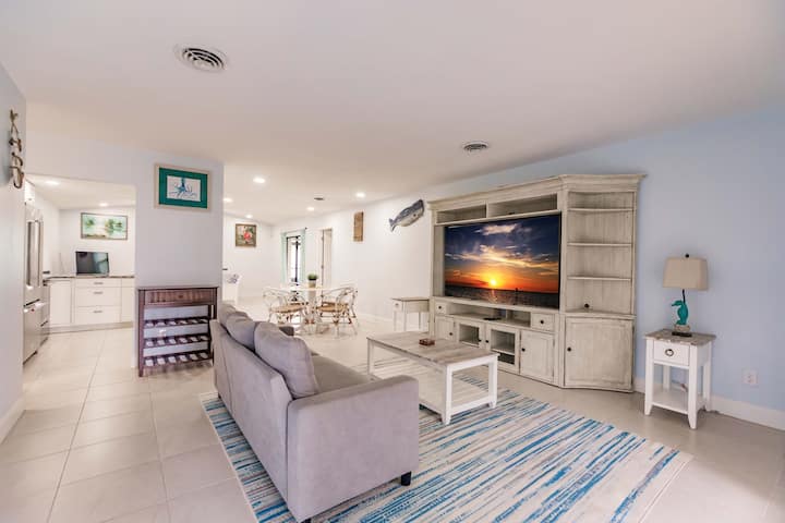 Spacious 2br Home For A Coastal Escape - Venice, FL