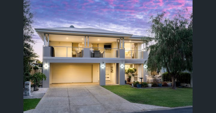 Foreshore Escape: Your Ultimate Coastal Retreat - Broadwater