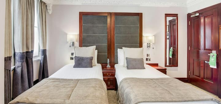 Grab Drinks & Light Bites In The Bar - Bloomsbury