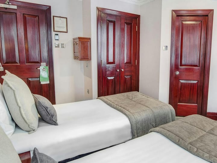 Grab Drinks & Light Bites In The Bar - 블룸스버리