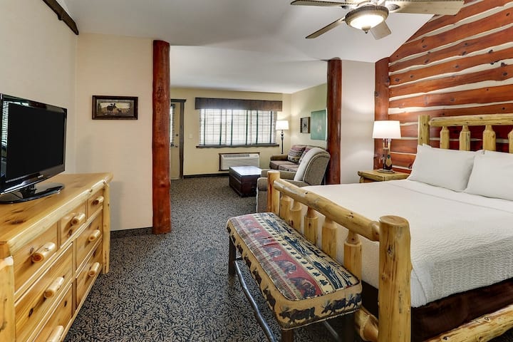 Extended Stay Queen Suite, Stoney Creek, Kitchen! - La Crosse, WI