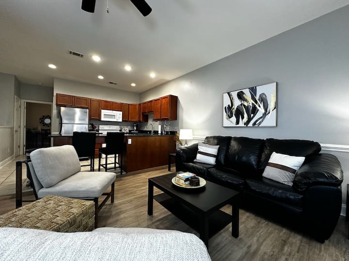 Charming 2br Townhome W/ Garage + Modern Comforts - Johnson City, TN