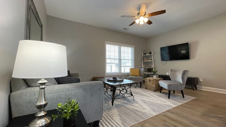 Stylish 2br Townhome With Garage & Modern Flair - Johnson City, TN