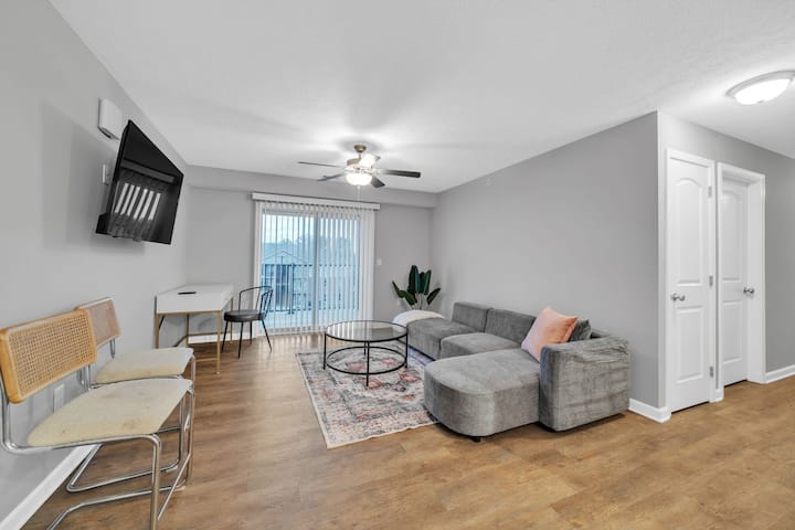 Stonecrest 910, 2bd Apt I Free Parking I Pool - New Albany, IN