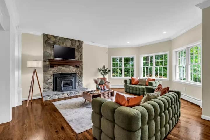 Family Retreat With Autumn Views And Game Room - Bear Mountain, NY