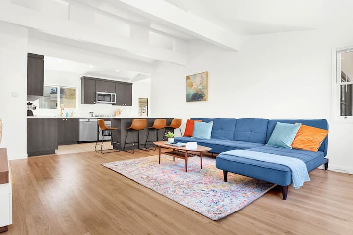 Spacious Beach Home 2 Short Blocks To Pb Sleeps 10 - San Diego, CA