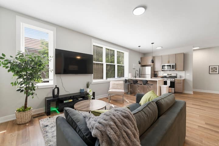Modern Condo Minutes From All Chicago Attractions - Chicago, IL