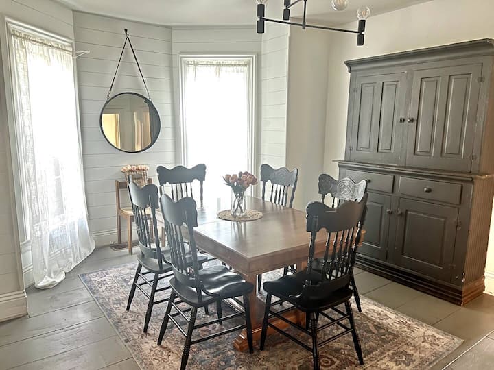 Downtown • Fenced Yard • Firepit • Sleeps 6 - Splash Lagoon, Erie