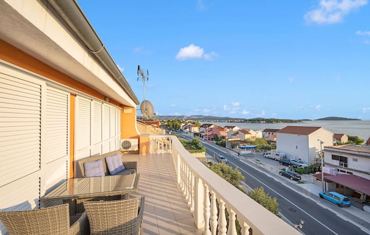 Gorgeous Apartment In Sibenik With Wifi - Brodarica