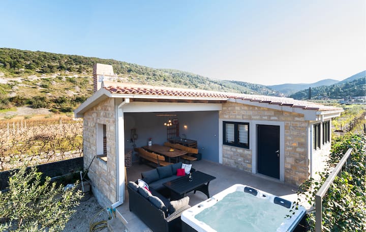 Stunning Home In Dol Postira With Wifi - Omiš
