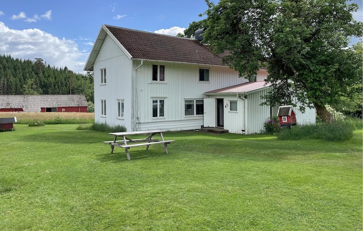 Gorgeous Home In öStra Frölunda - Svenljunga