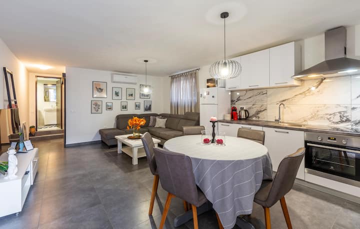 Awesome Apartment In Novigrad With Wifi - Novigrad