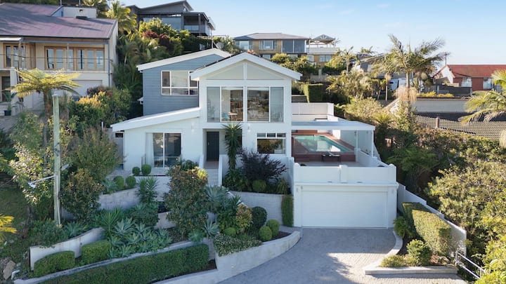 Lookout Lounge - Pet Friendly, Pool, Great Views! - Coffs Harbour