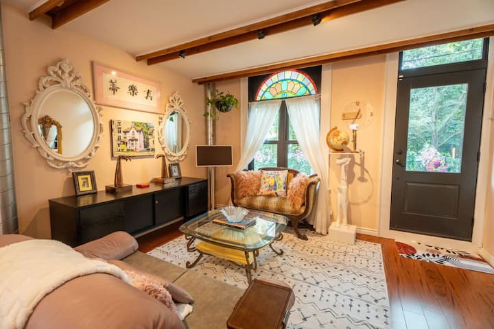 Stylish 2br Home With Front Yard & Free Parking - Toronto