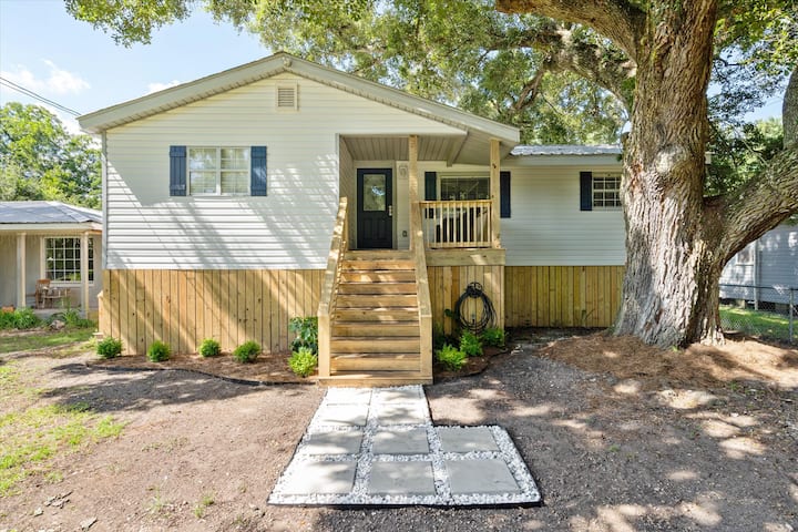 Summertime At Biloxi Breeze Cottage - Dauphin Island, AL