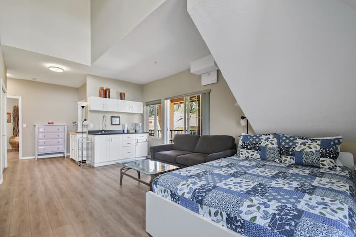 Executive Studio With Vaulted Ceilings - 314b - Kelowna