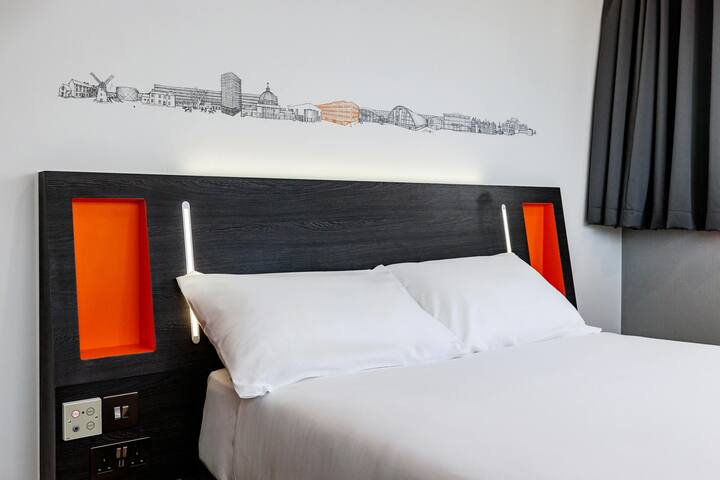 Central Location And Accessible Features - Milton Keynes