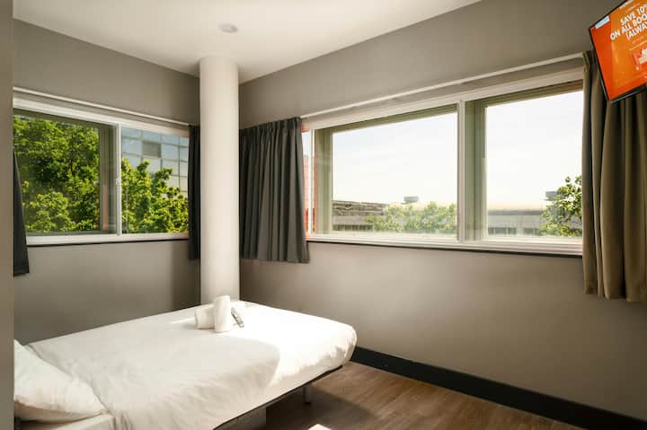 Central Location And Accessible Features - Milton Keynes