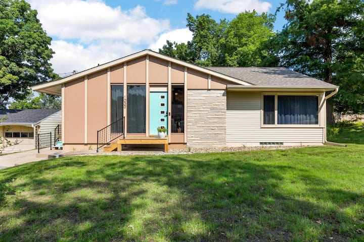 The Nifty Fifties Close To Downtown - Cedar Rapids, IA