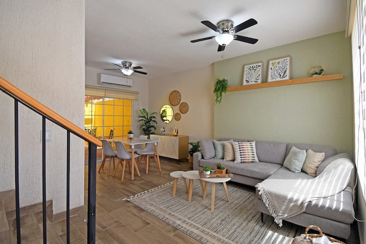 Casa Amarilla Renovada, Patios Amplios Y Más - La Paz