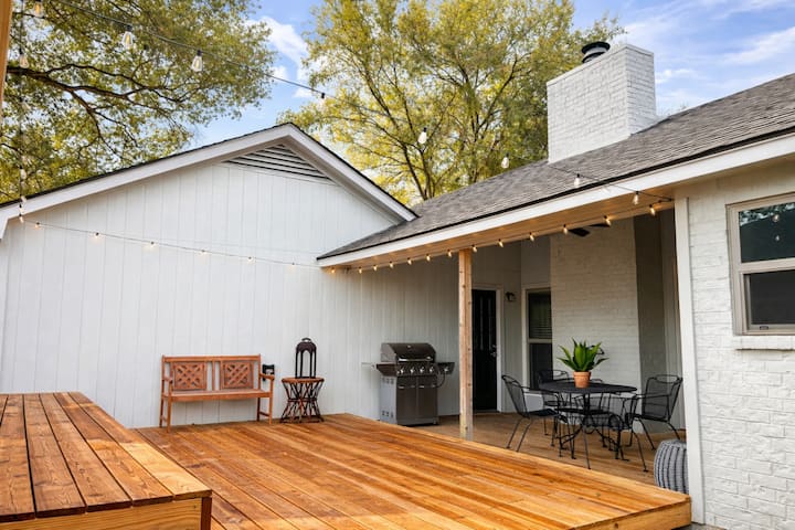 Good Bull Getaway: 3 Br + Backyard Deck - Bryan