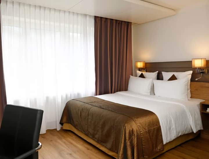 Queen Bed With Air Con At Hotel Stoller - Zurich