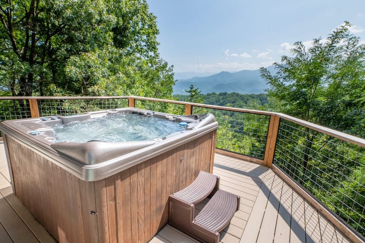 *Luxurious 5bd Chalet W/ Views! Hot Tub + Arcade* - Gatlinburg, TN